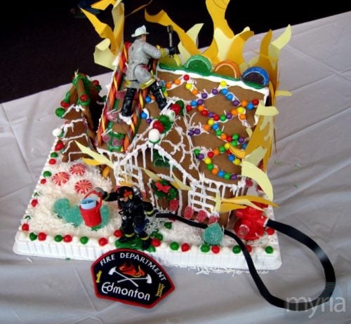 What are some cute ways to decorate gingerbread houses? Check out 25 ...